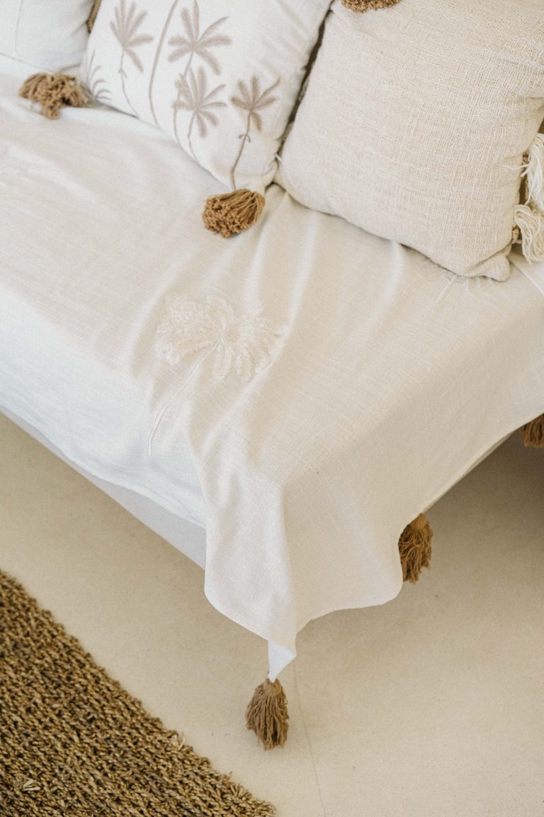 Premium linen throw with palm trees and pom poms | BaliLiving.eu