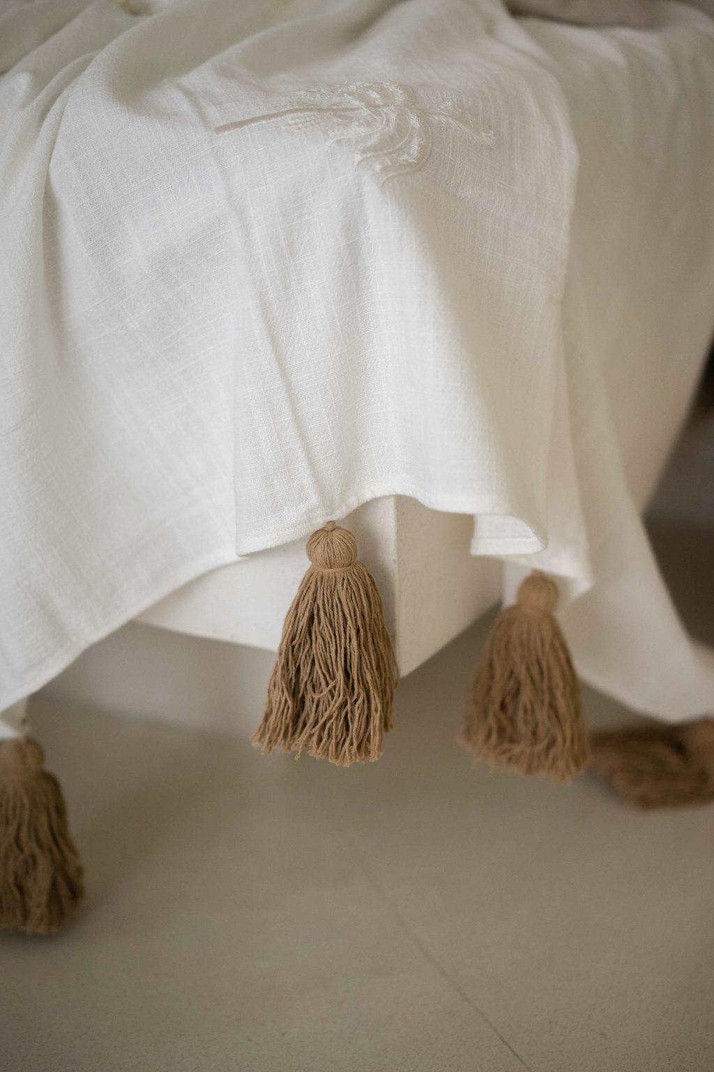 Premium linen throw with palm trees and pom poms | BaliLiving.eu